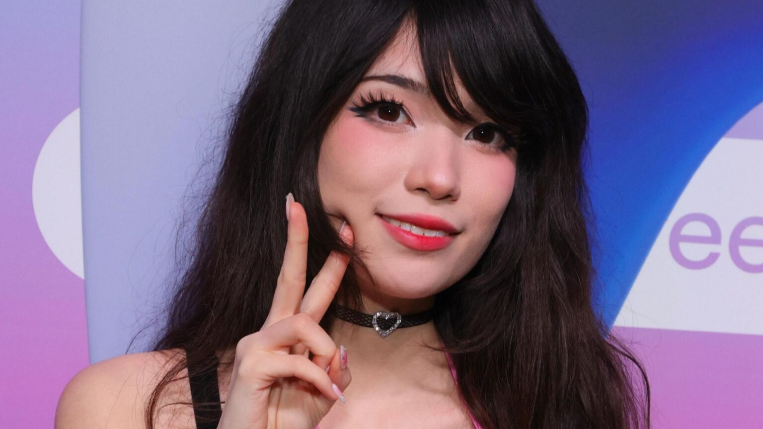 TwitchCon | Streamer Emiru é agredida sexualmente e crítica evento